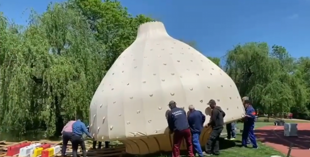 VIDEO | Lampion de mari dimensiuni, instalat în mijlocul lacului din ...